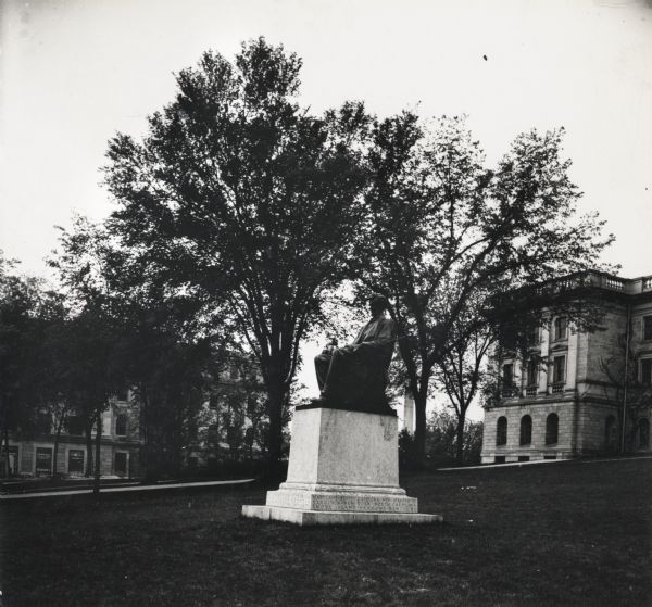 Lincoln Monument | Photograph | Wisconsin Historical Society